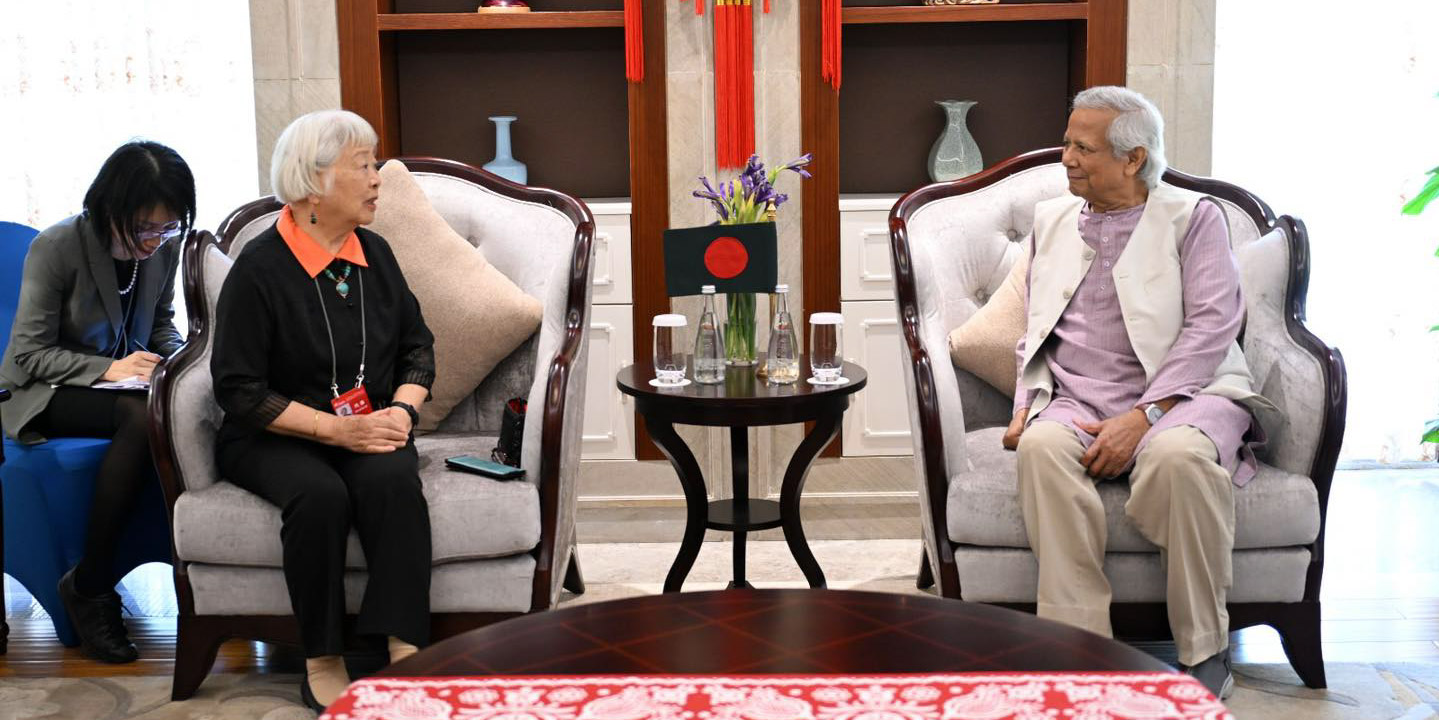 Renowned Chinese banker meets Chief Adviser in Hainan Khaborer Kagoj